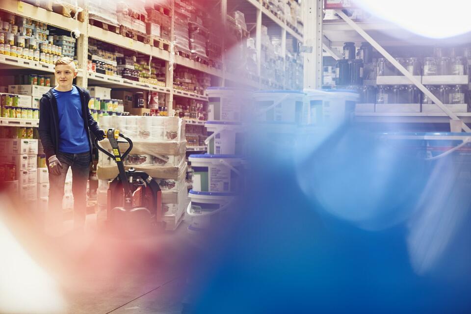 Travailler comme agent logistique : fiche métier et salaire | Randstad ...